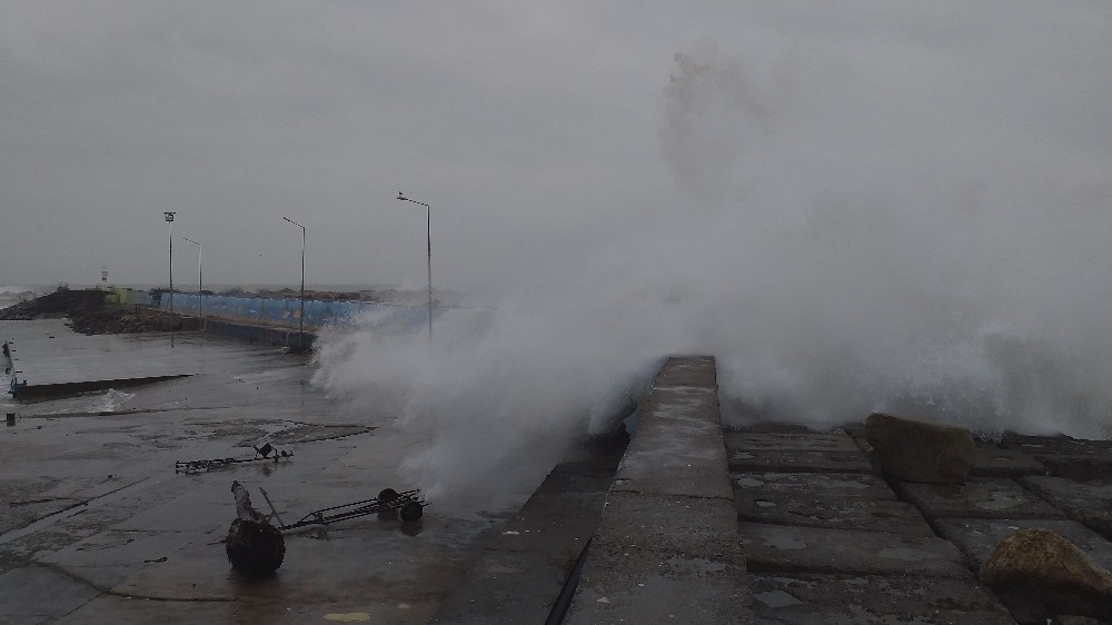 Karadeniz'de dalga boyu 7 metreyi buldu, dalgalar limanı dövüyor - Manşet Türkiye